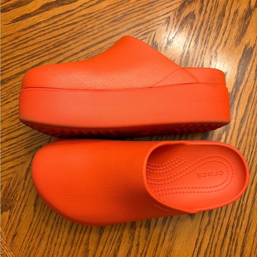CROCS Dylan Platform Clogs in Lava - Gem
